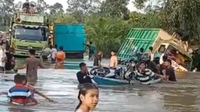 Jalan dari Bahar ke Kota Jambi di Desa Nyogan Terputus Akibat Banjir ...