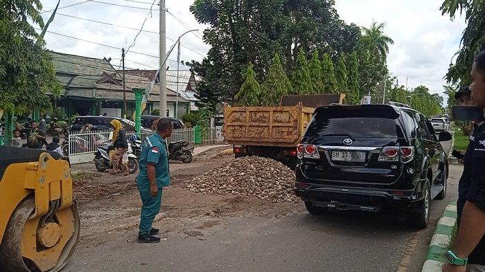 Jelang Mudik Lebaran Jalan Jenderal Sudirman Muara Bulian Ditimbun ...