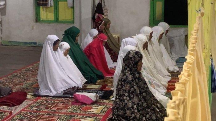 Jemaah Naqsabandiyah di Padang Puasa Hari Ini, Gunakan Kitab Munjid ...