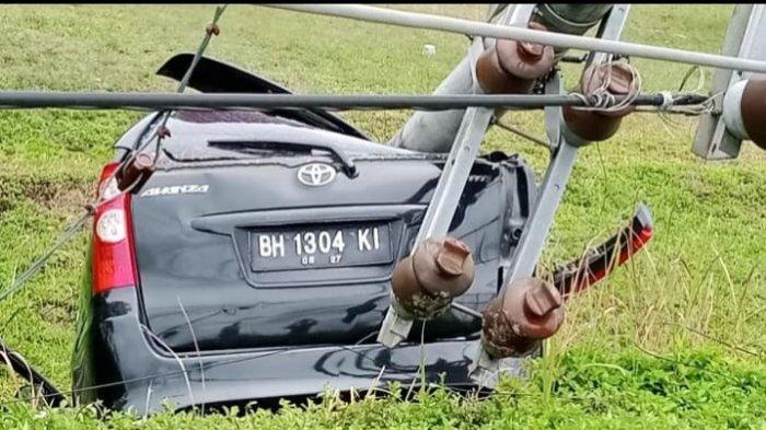 Kecelakaan Tunggal, Mobil Avanza KM 8 Tebo Tabrak Tiang Listrik Hingga Patah - Tribunjambi.com