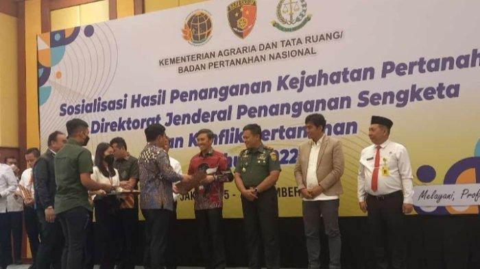 Kanwil BPN Provinsi Jambi Terima Penghargaan Atas Penyelesaian Konflik Lahan SAD 113 Dengan PT ...