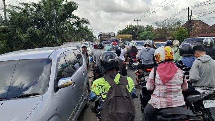 Kawasan Aurduri I Jambi Macet Parah, Kendaraan Mengular hingga ...