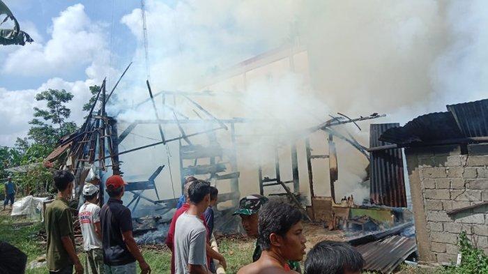 Akibat Korsleting Listrik, Dua Rumah Warga Singkut Ludes Terbakar - Tribunjambi.com