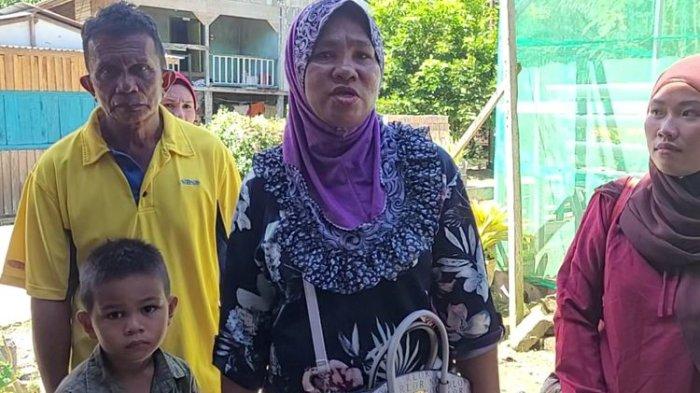 Hamidah Jalan Kaki 5 Km dari Malaysia ke TPS Sebatik, Perjuangan Warga ...