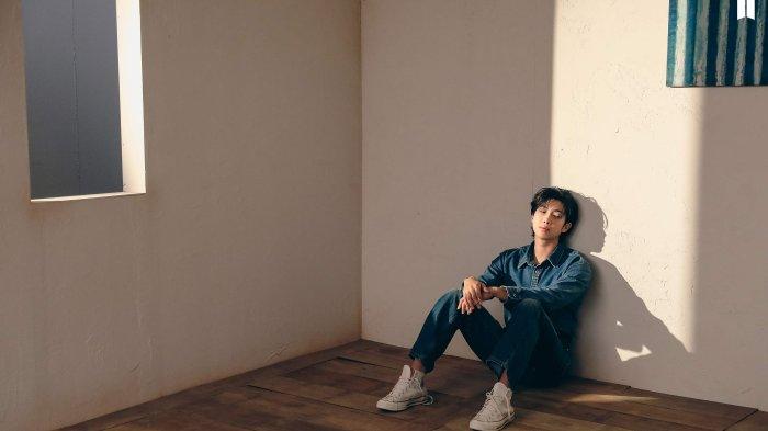 Lirik dan Terjemahan Lagu Lonely - RM BTS - Tribunjambi.com