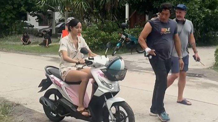 Lisa BLACKPINK Naik Beat Karbu, Bangga Tunjukkan Budaya Thailand pada ...