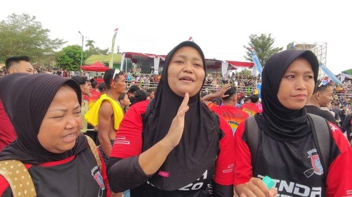 Lomba Pacu Perahu Tradisional, Tim Dayung Emak-emak Ini Sukses Pecah ...