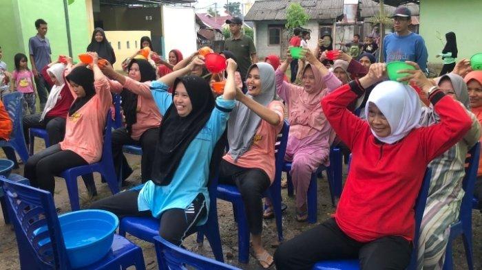 Meriahkan 17 Agustus, Emak-emak Perumnas Aurduri RT 22 Rela Basah ...