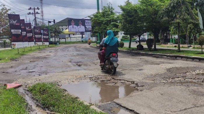 Lubang Menganga di Pusat Kota Muara Bulian Jambi, Pemprov Diminta ...