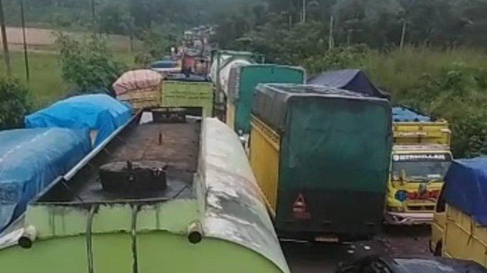 Tembesi Macet Total Akibat Truk Batubara Parkir di Bahu Jalan, Banyak Sopir Putar Balik ...