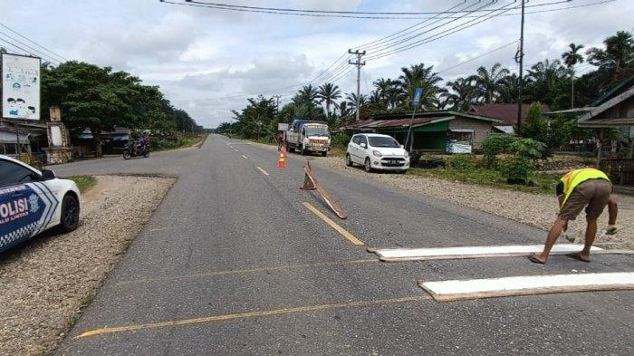 Tiga Titik Rawan Kecelakaan di Merangin Dipasang Marka Kejut ...