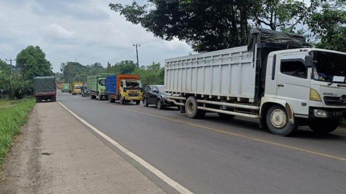 Truk Mogok Depan SPBU Tempino Sebabkan Kemacetan 11 KM dari Arah Jambi menuju Palembang ...