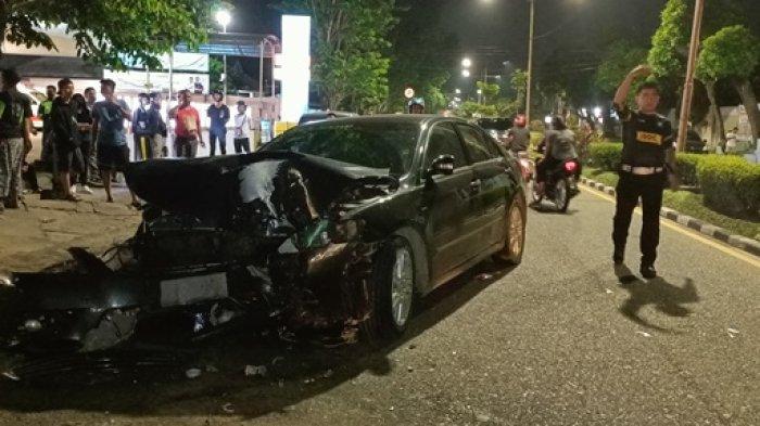 Kecelakaan di Jambi, Mobil Dinas Tabrak Tiang Reklame, Ada Cewek Tanpa ... Kecelakaan di Jambi, Mobil Dinas Tabrak Tiang Reklame, Ada Cewek Tanpa ...