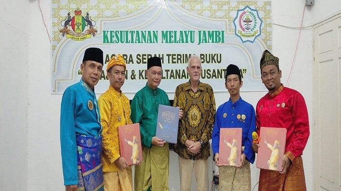 Butuh 7 Tahun Bagi Mr. Randall Rutledge Garap Buku Kerajaan Kesultanan ...