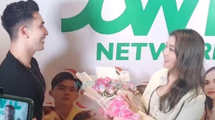 Natasha Wilona Tersipu Malu saat Diberi Kejutan Bunga oleh Verrell Bramasta: Terharu ...
