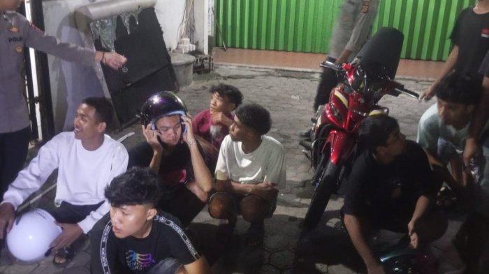 Polisi Tegur Sekelompok Pemuda Asik Minum Tuak Saat Ramadhan - Tribunjambi.com