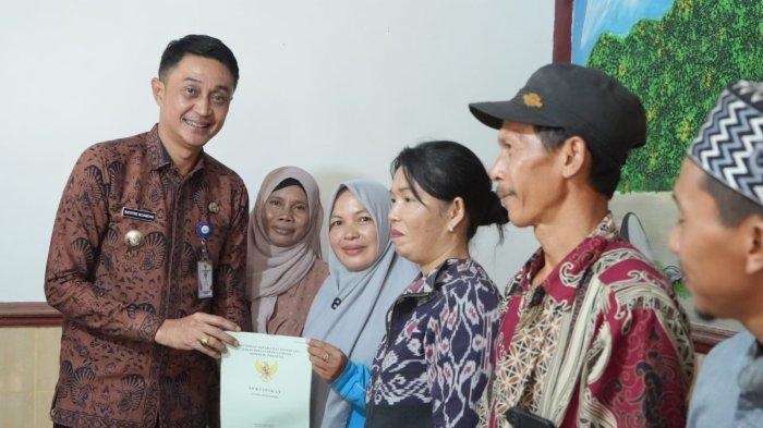 Pj Bupati Muaro Jambi Serahkan Sertifikat Tanah Kepada Warga - Tribunjambi.com