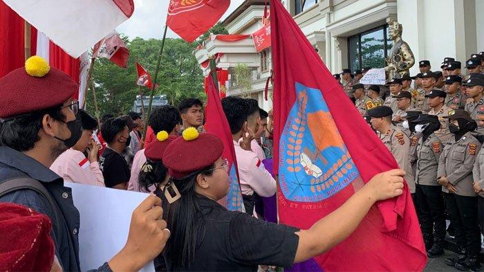 Kawal Putusan MK, Ratusan Mahasiswa Demo ke DPRD Jambi, PMKRI: Ini Momen Mengguncang Pembodohan ...