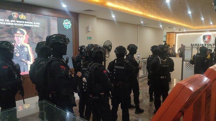 Puluhan Brimob Bersenjata Disiagakan di Bareskrim Sebelum Panji Gumilang Ditetapkan jadi ...