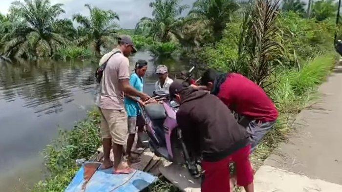 Pemilik Perahu Dulang Keuntungan dari Banjir di Desa Nyogan Muaro Jambi ...