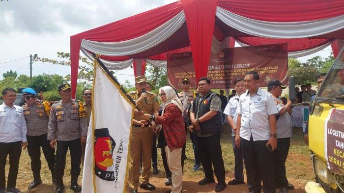 Pj Bupati Tebo Lepas Pendistribusian Logistik Pilkada 2024, Minta Camat Siaga - Tribunjambi.com