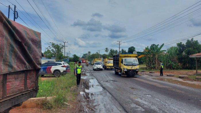 Jalur Bulian-Tembesi Kabupaten Batanghari Berlubang, Timbulkan Kemacetan Parah - Tribunjambi.com