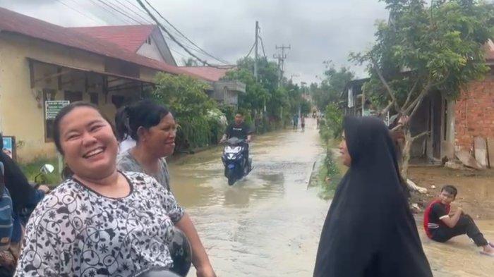 Diguyur Hujan hingga Subuh, Banjir Setinggi Paha Rendam Perumahan Kembar Lestari Jambi ...