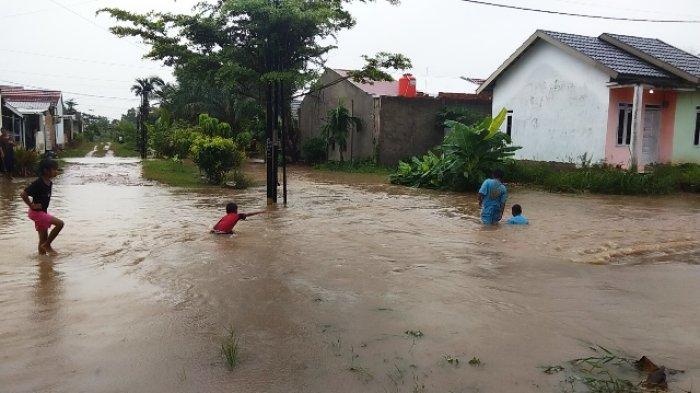 Kota Jambi Diguyur Hujan, Perumahan Mawar Asri Terendam Banjir - Tribunjambi.com