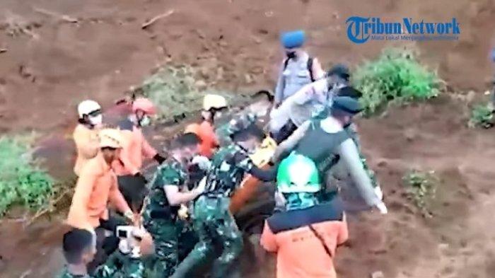 Kisah Pilu Evakuasi Korban Gempa Cianjur, Ibu Guru Peluk Anaknya - Tribunjambi.com