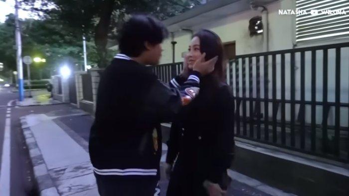 Reaksi Aliando Syarief Saat Peluk Natasha Wilona Dipinggir Jalan: Kan Nggak Ada yang Lihat ...