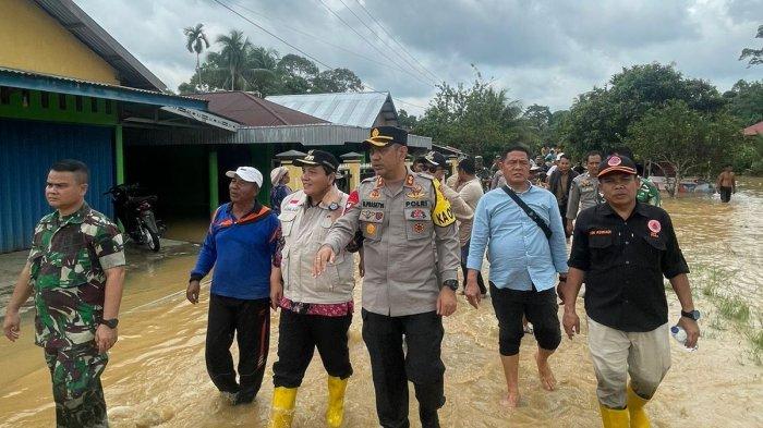 Cek Lokasi Banjir di Bathin VIII, Pj Bupati Sarolangun Minta Warga Waspadai Banjir Susulan ...