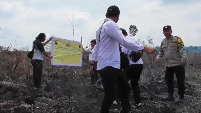 Polres Muaro Jambi Pasang Police Line di TKP Kebakaran Lahan di ...