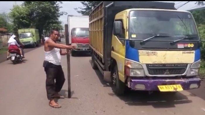 Kesal Kerap Timbulkan Kemacetan, Pria di Jambi Bawa Kayu dan Putar ... Kesal Kerap Timbulkan Kemacetan, Pria di Jambi Bawa Kayu dan Putar ...