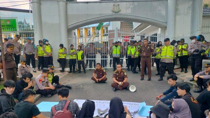 Puluhan Mahasiswa Minta Kejati Jambi Usut Tuntas Kasus Korupsi di ... Puluhan Mahasiswa Minta Kejati Jambi Usut Tuntas Kasus Korupsi di ...
