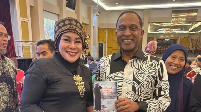Kenakan Tekuluk dan Songket Rantau Langkap Tebo, Ramayani Hadiri ...