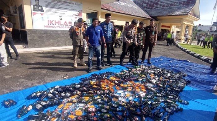 Ratusan Botol Miras Dimusnahkan Polres Merangin - Tribunjambi.com