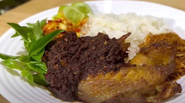 Resep Ayam Bumbu Hitam Khas Madura, Sajikan dengan Sambal Pencit ...