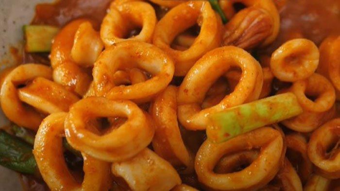 Resep Cumi Saus Padang, Tambahkan Daun Bawang Jelang Matang ...