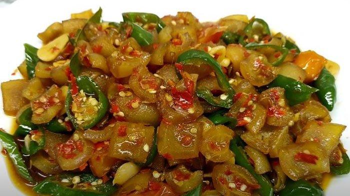 Resep Kikil Cabe Ijo, Masukkan Cabe Ijo dan Tomat Menjelang Matang ...