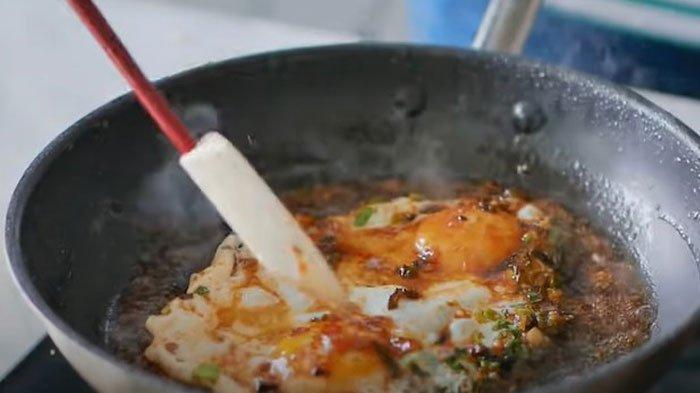 Resep Telur Ceplok Tumis Mentega, Menjelang Diangkat Tambahkan Daun ...