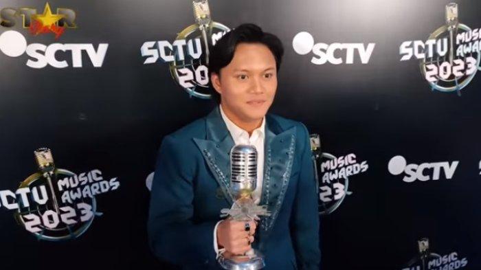 Raih Penghargaan SCTV Music Awards 2023, Rizky Febian Bungkam Ditanya ...