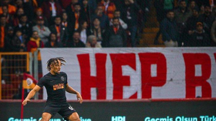 Arsenal Saingi Liverpool untuk Datangkan Sacha Boey dari Galatasaray ...