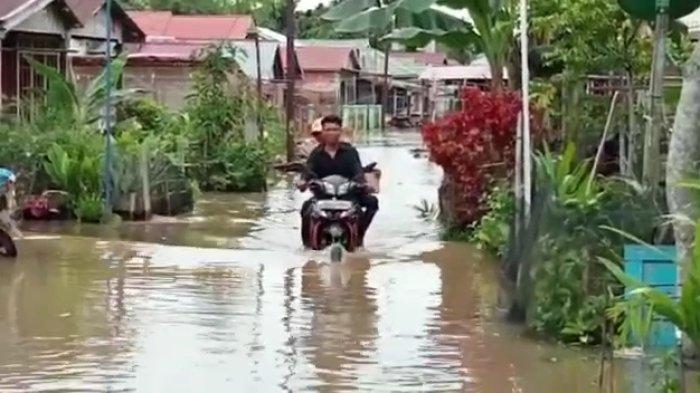 Debit Sungai Batanghari Naik, Sejumlah Rumah di Dendang Tanjung Jabung ...