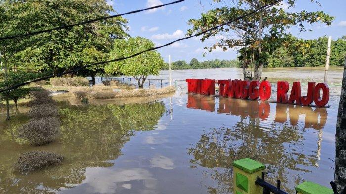 Taman Tanggo Rajo Muara Tebo Kembali Banjir Akibat Sungai Batang Meluap ...