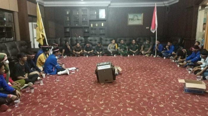 Tolak Kenaikan Harga BBM, Massa Aksi PMII Tanjabtim Akhirnya Dialog dengan Dewan - Tribunjambi.com