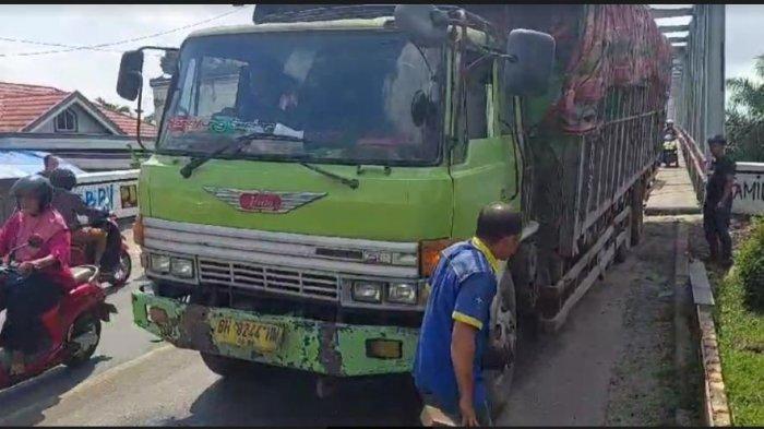Truk Patah AS Roda Jadi Penyebab Kemacetan Parah di Lintas Timur ...