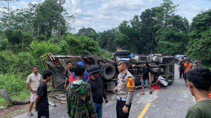 Gagal Menyalip, Truk Roda Enam Terbalik di Jalan Lintas Jambi-Muara ...