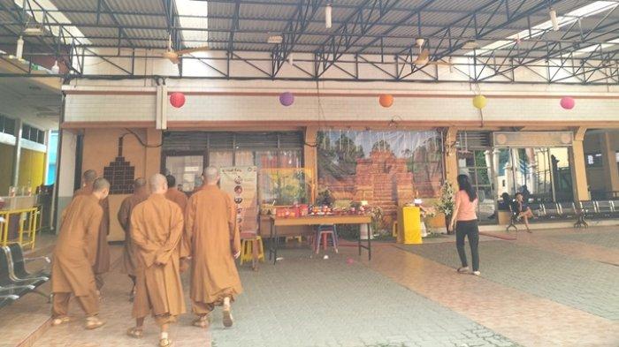 Umat Budha Vihara Sakyakirti Lakukan Pindapata dengan 15 Anggota Sangha ...