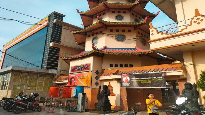 Umat Budha Lakukan Pradaksina Kelilingi Vihara Sakyakirti Kota Jambi ...