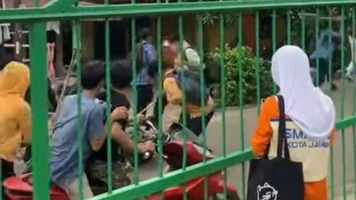 Tawuran Pelajar di Kota Jambi, Siswa SMA 6 vs SMK 3 Bawa Sajam Diduga Berselisih saat Tanding ...